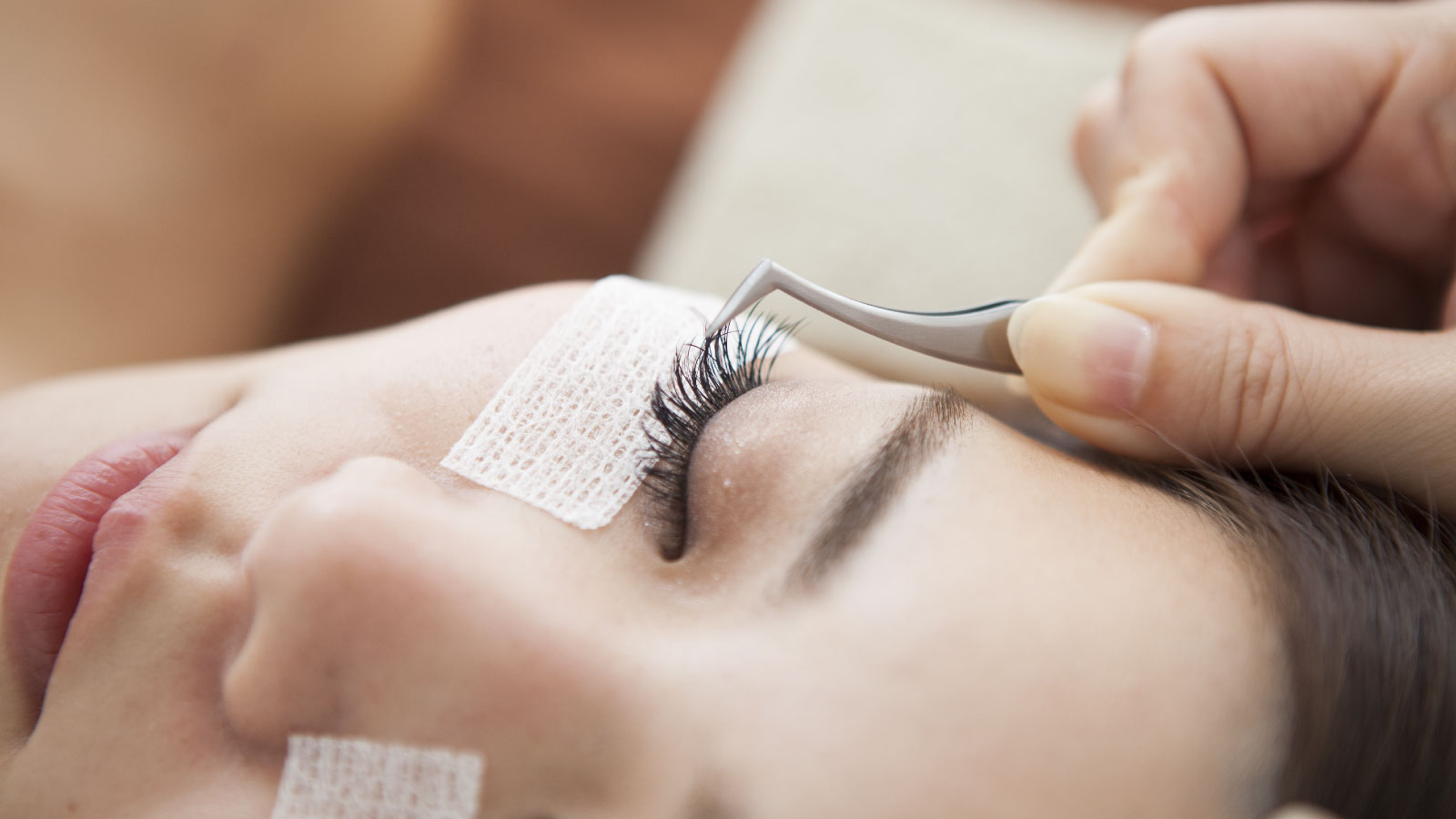 Conspicuous Eyelashes and Nails of Gals | The Japan Media