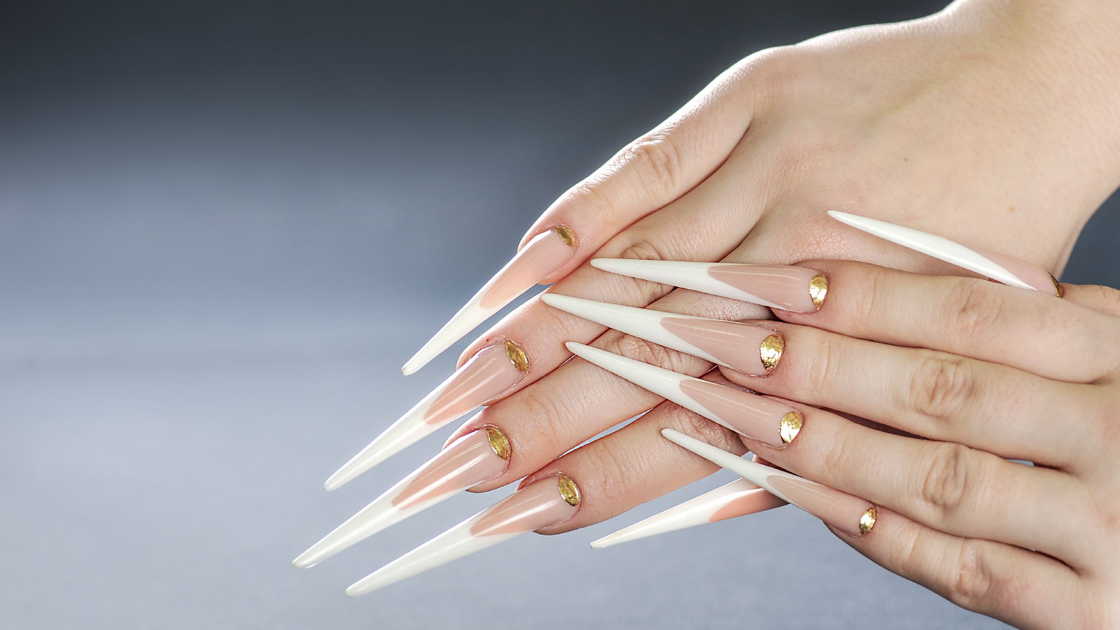 Conspicuous Eyelashes and Nails of Gals | The Japan Media